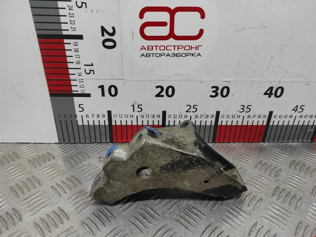 Кронштейн (крепление лапа траверса) кпп Audi A3 8L арт. 2203141