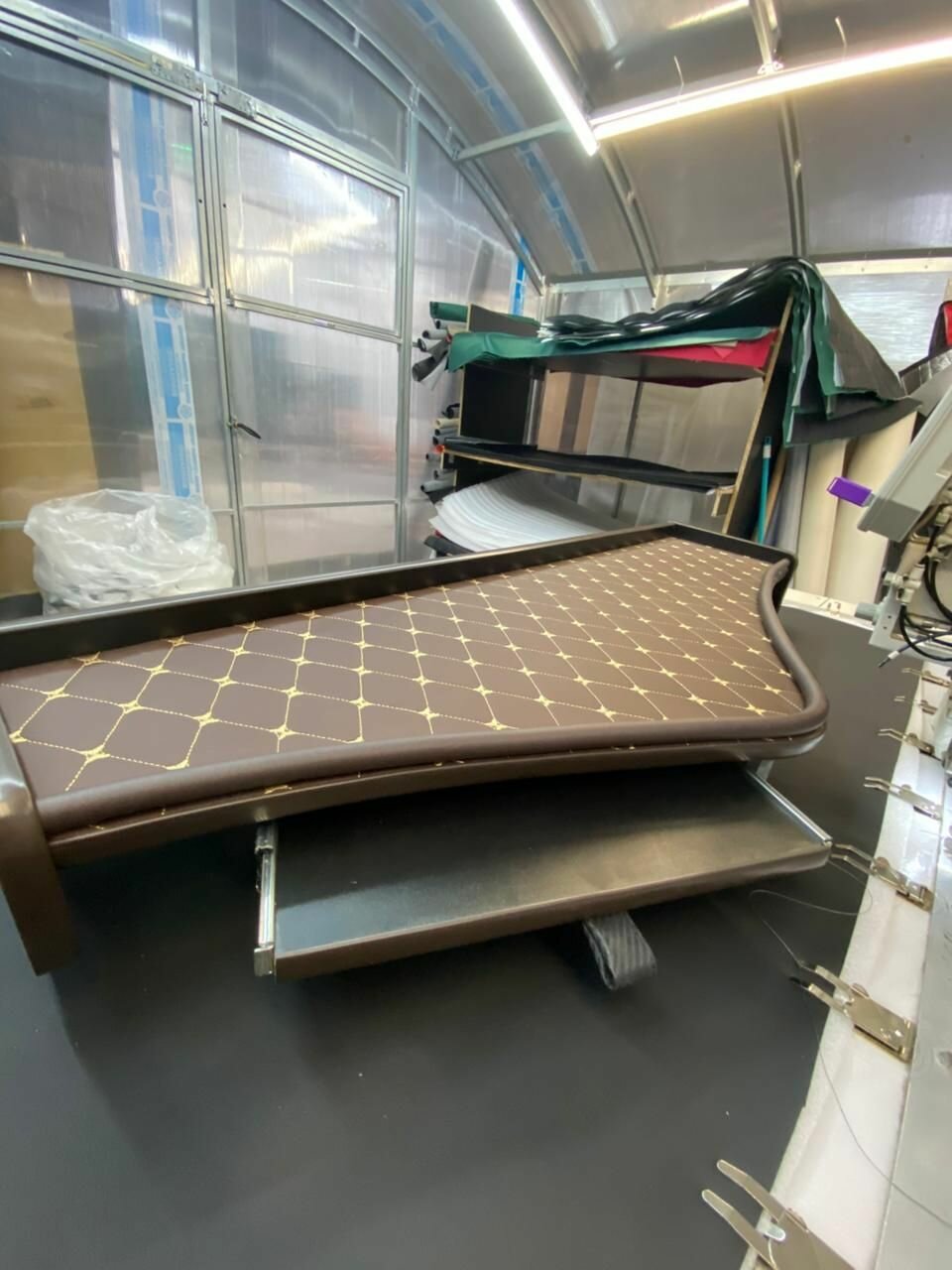 Автополка с выдвижным столиком для Freightliner Century (Фрилайнер Центури)