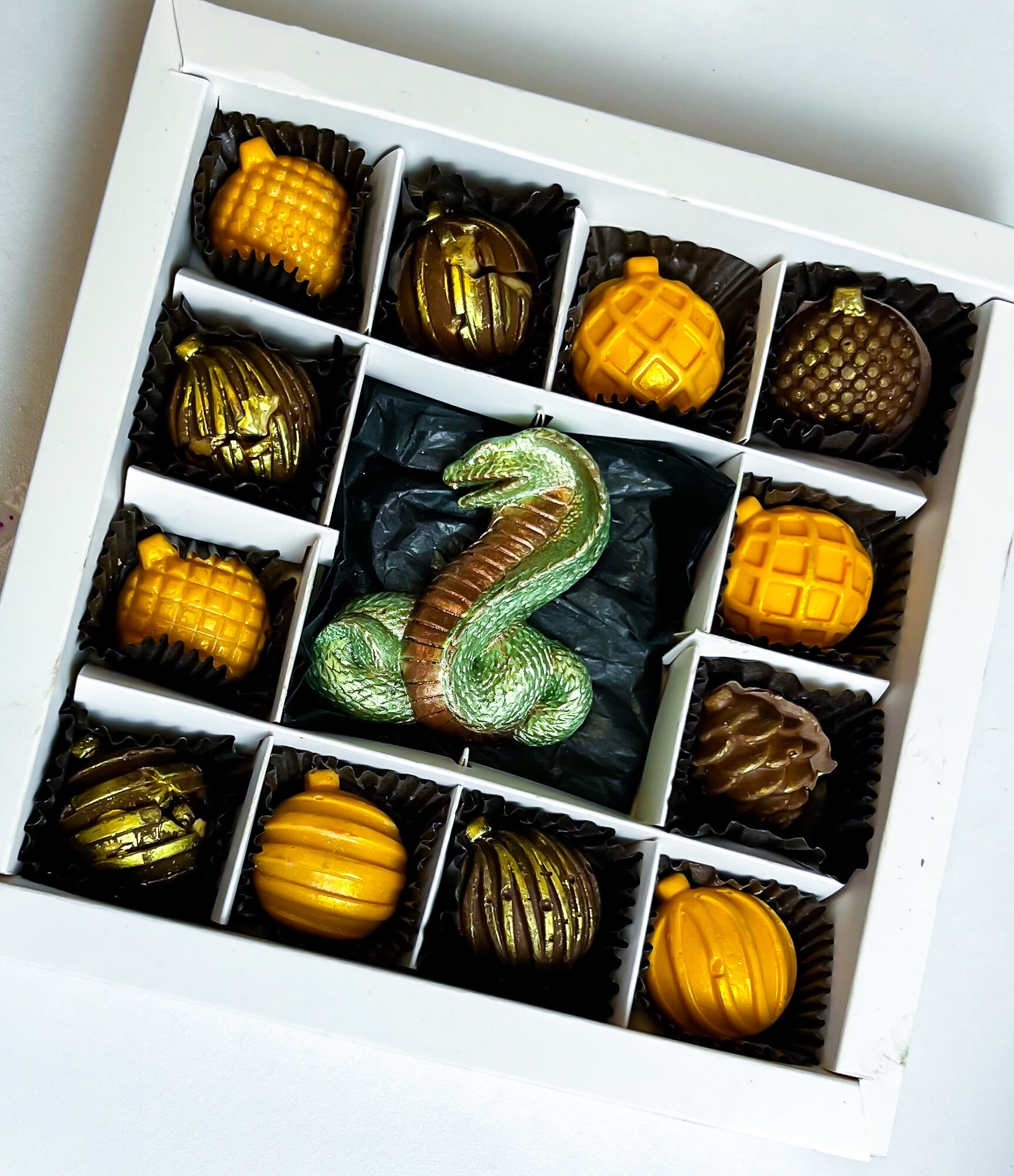 Новогодний набор конфет "Символ года", молочный шоколад вкус апельсин, лайм, фундук, 230г.