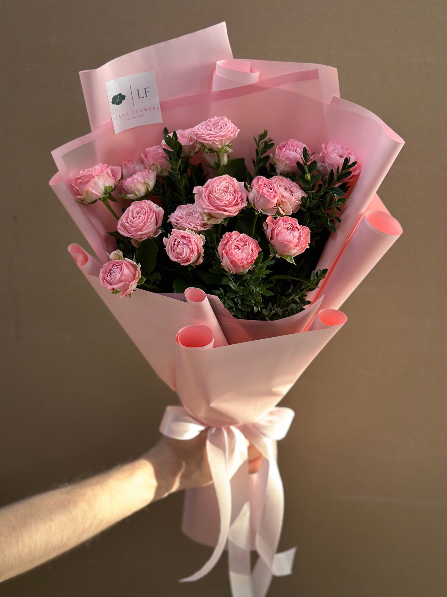 Монобукет Liana Flowers "Розы и Самшит", 5 штук, розовый, для бабушки, делового партнера, женщины