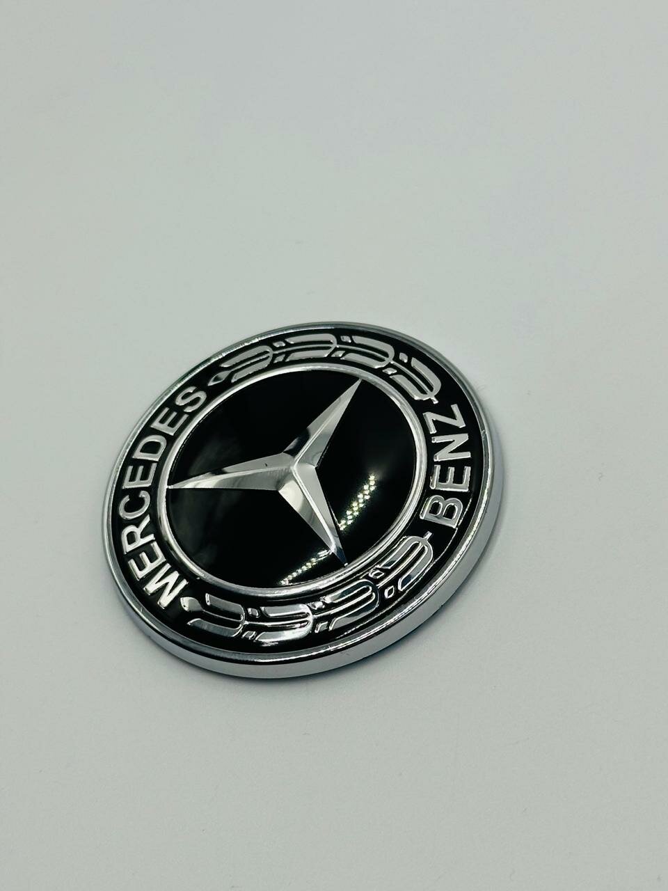 Эмблема знак на капот Mercedes Benz 57мм на скотче