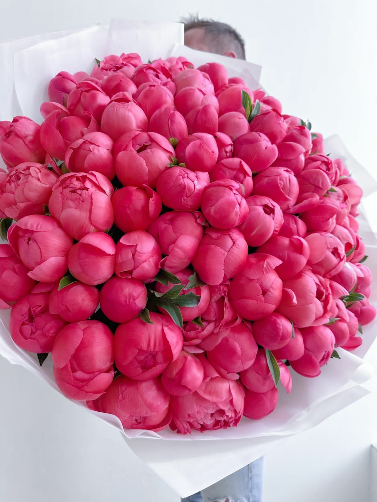 Большой круглый букет из нежных коралловых пионов 101 шт. от FlowersGo