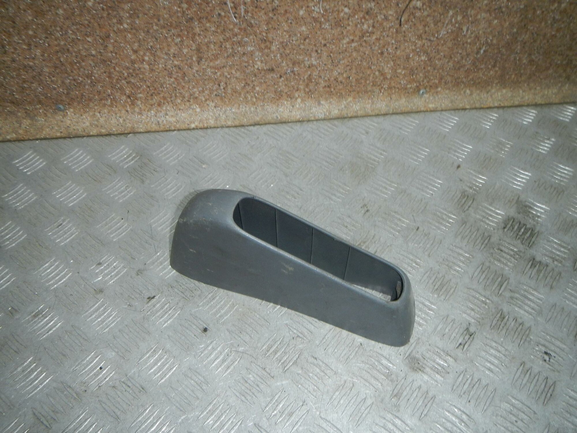 Б/У Накладка (кузов внутри), Mazda (Мазда)-MPV II (LW) (99-06) MAZDA MPV II (LW) (99-06) Рычага стояночного тормоза. Цара...