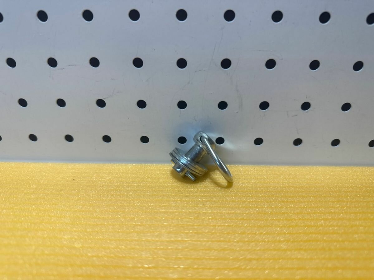 Фиксатор крышки (защелка, замок) АКБ МАН ТГА ТГС ТГХ (MAN TGA TGS TGX)