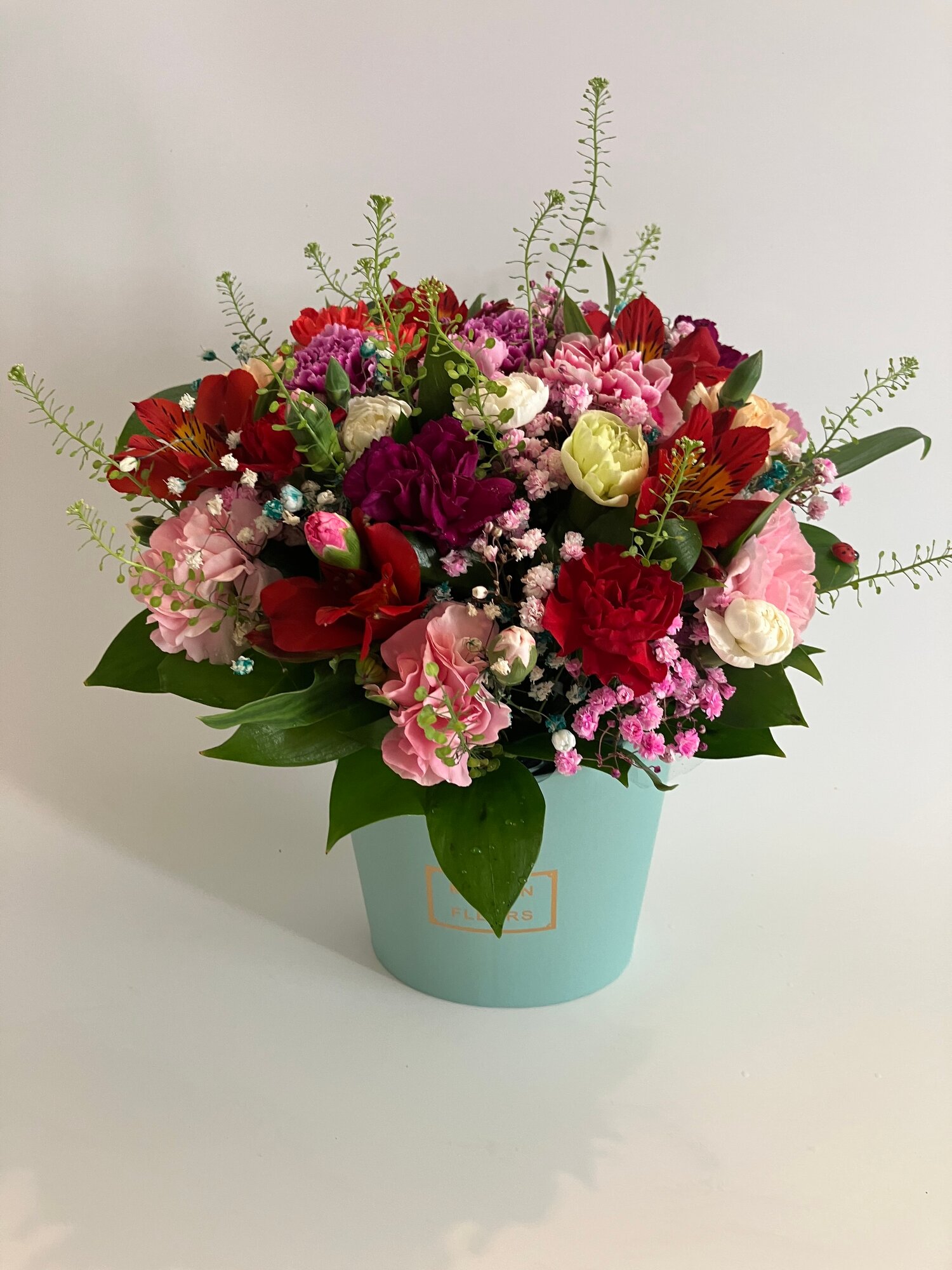 Букет композиция из кустовых гвоздик микс, с красной альстромерией, в коробке Мейсон-тиффани