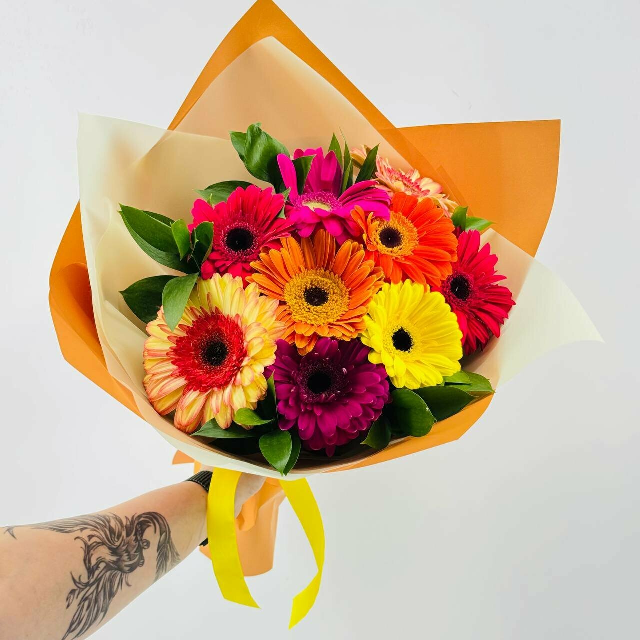Яркий букет из 9 разноцветных гербер. Живые цветы. Подарок на День рождения, выпускной