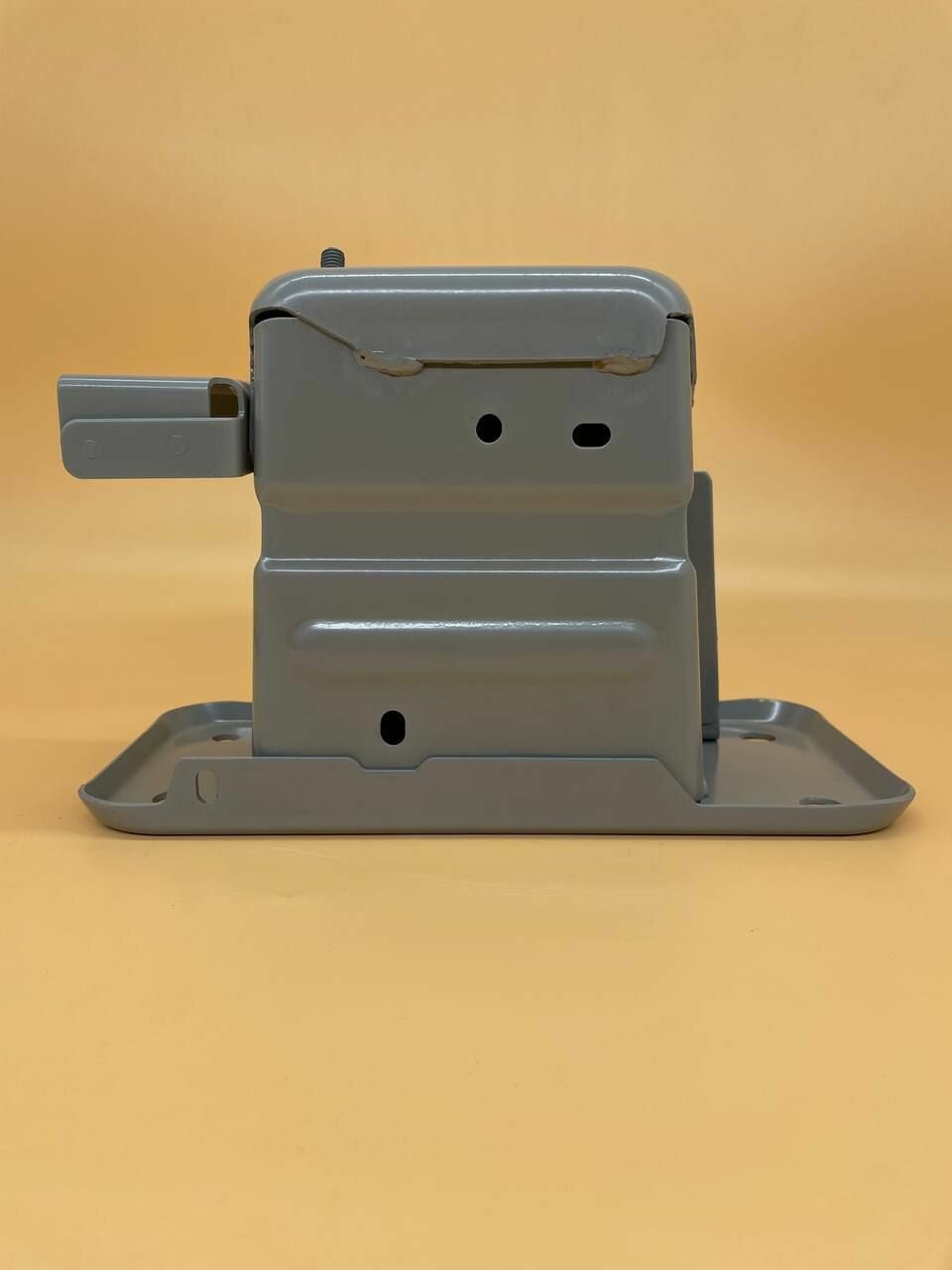 Кронштейн крепления усилителя переднего бампера левый LIXiang