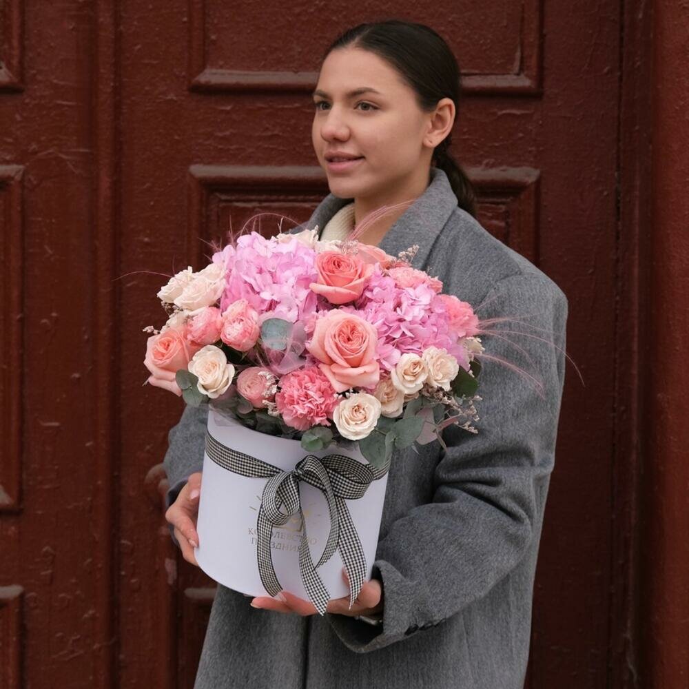 Букет живых цветов Гортензия и пионовидные розы в большой коробке «Милашка»