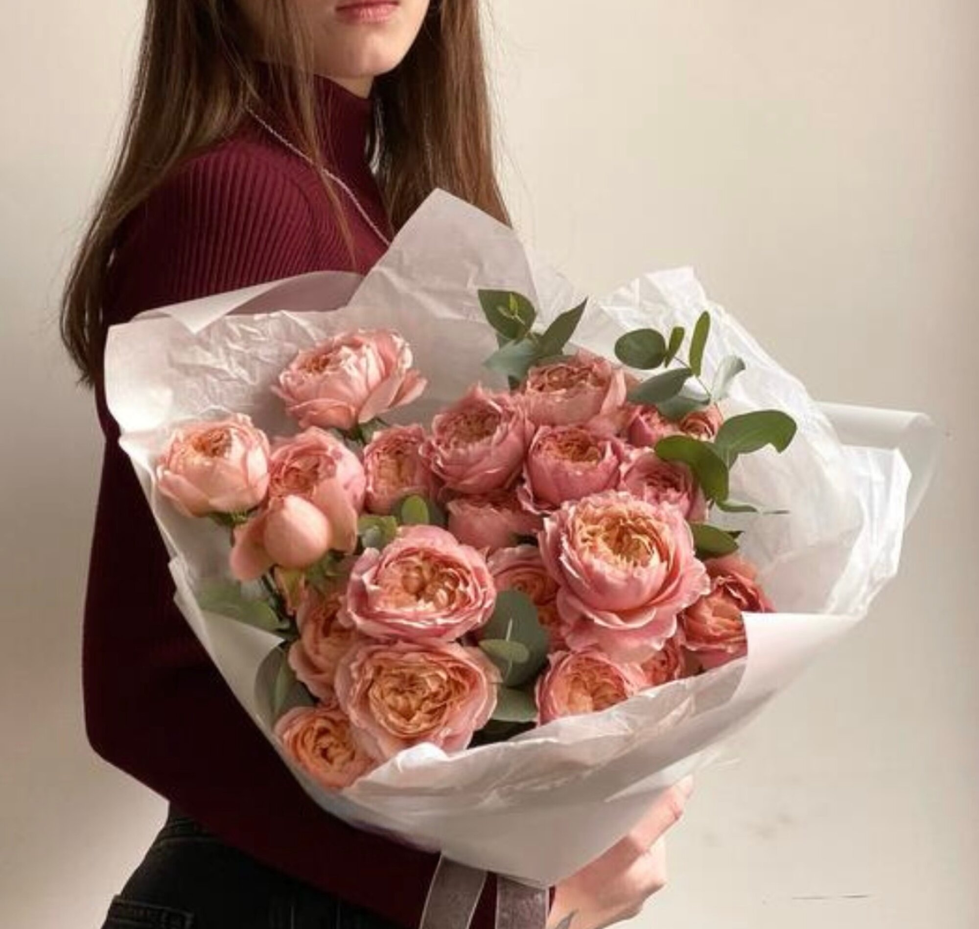 Букет кустовые пионовидные розы Джульетта (9 веток) с эвкалиптом