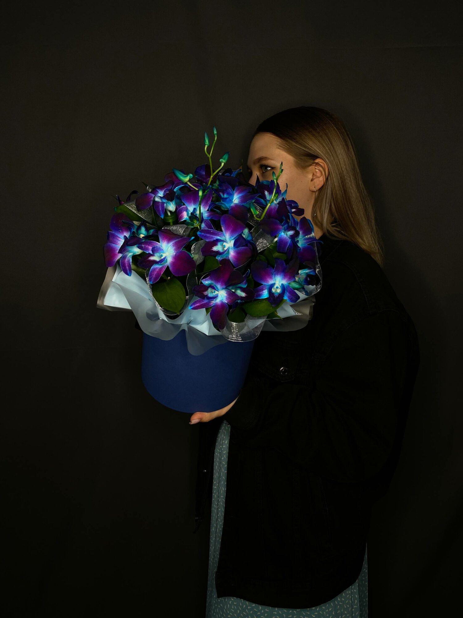 Композиция в коробке "Мой космос", с орхидеями дендробиумом и рускусом, синяя