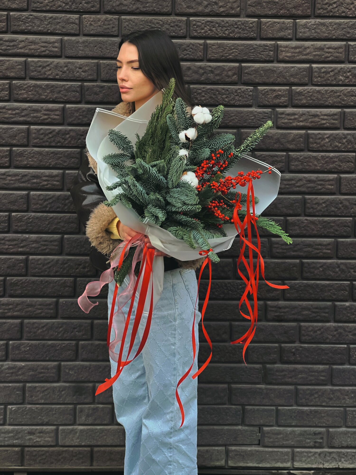 Букет зимняя сказка из нобелиса туи илликса и хлопка с фактурными красными лентами и пленкой