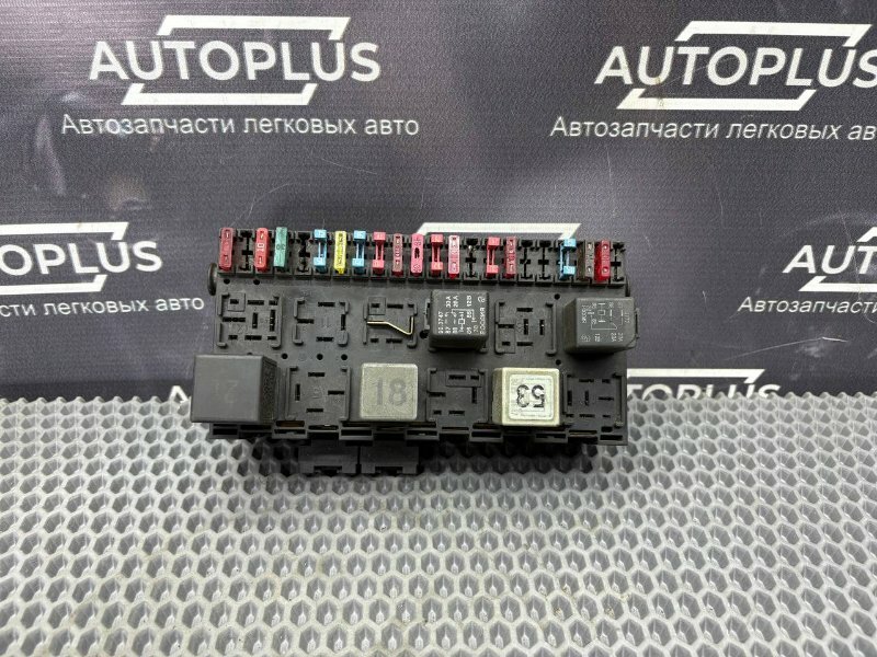 Блок предохранителей подкапотный Volkswagen Golf 1993 (2E) Б/У с пробегом