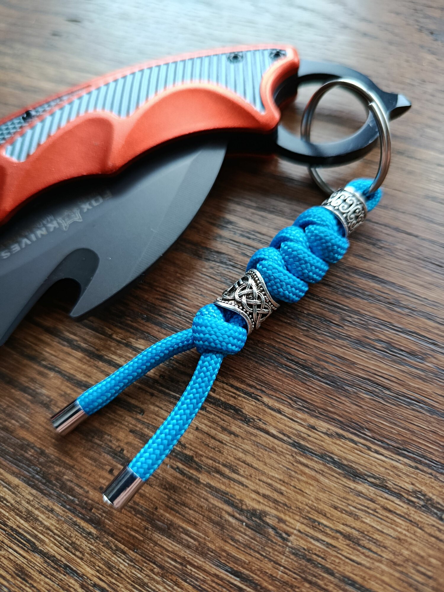 Темляк для ножа с руной. Мини темляк. Брелок для ключей с руной