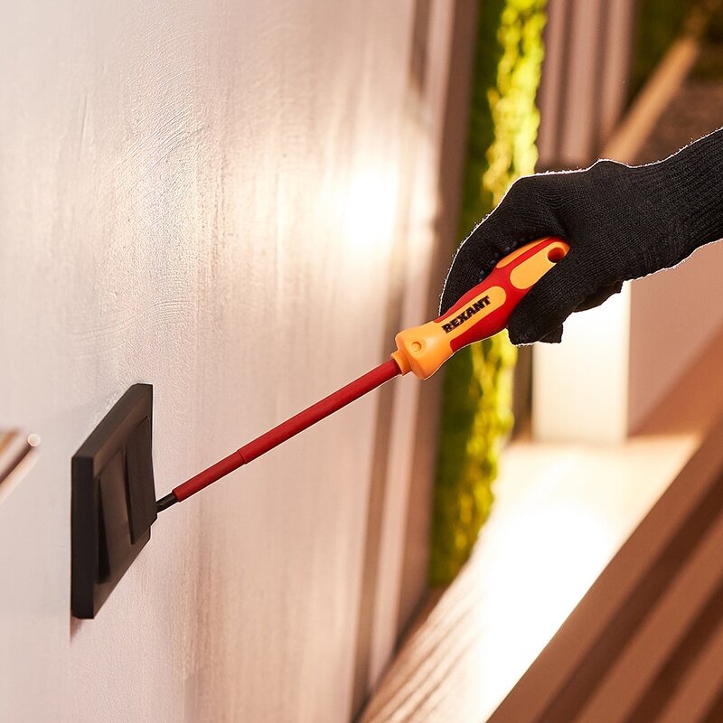 Отвертка "Электрика" SL6 150мм REXANT 12-4714