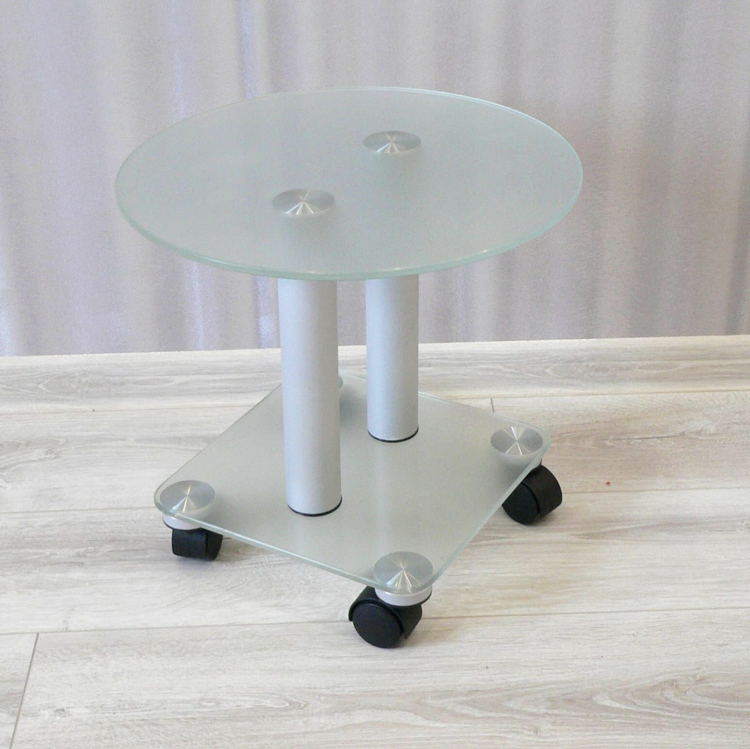 Стеклянный журнальный столик с полочкой на колёсиках Астра1 столешница закаленное стекло 8мм, ножки металлические
