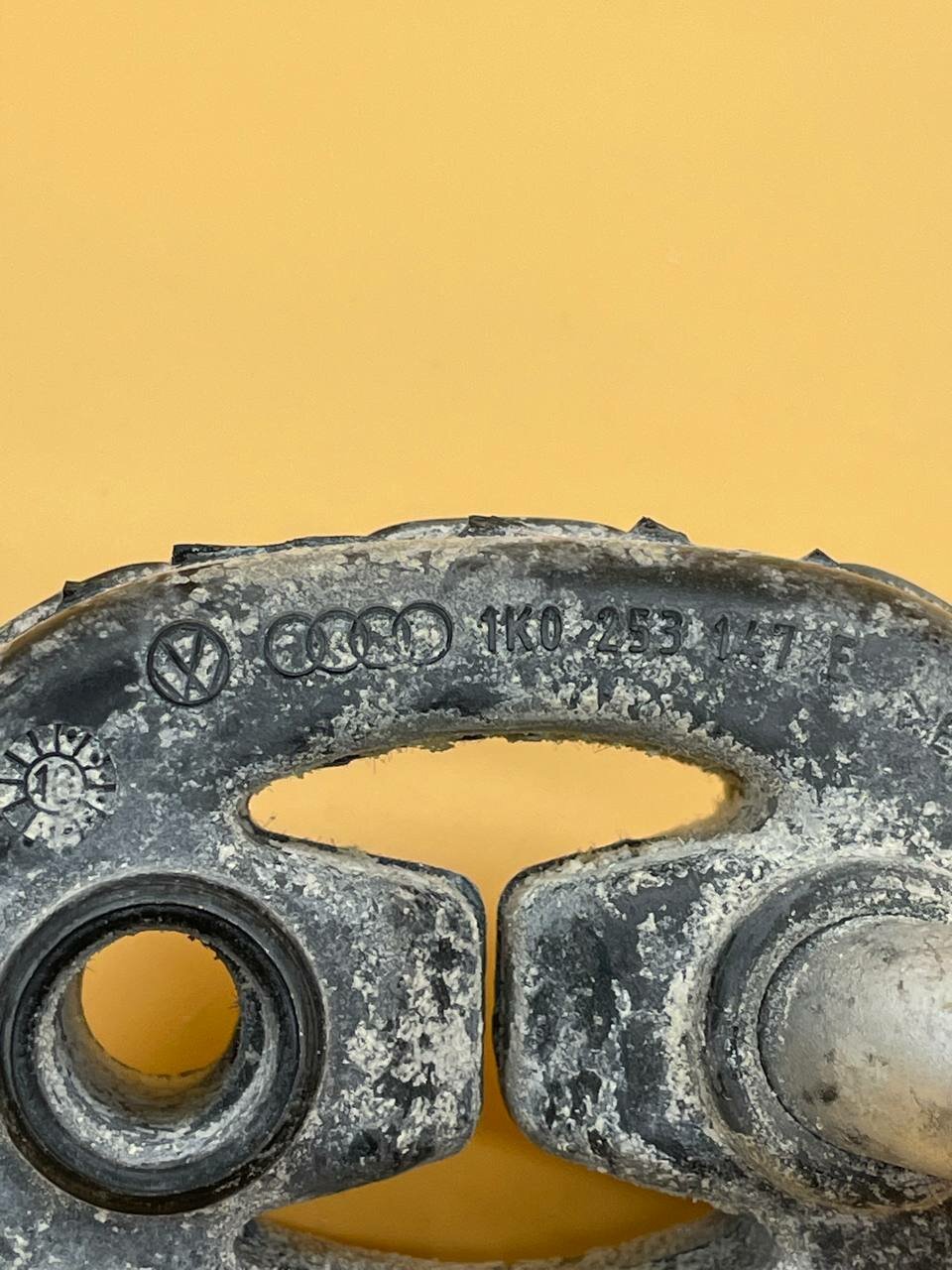 Кронштейн глушителя Aud 8K0253144A