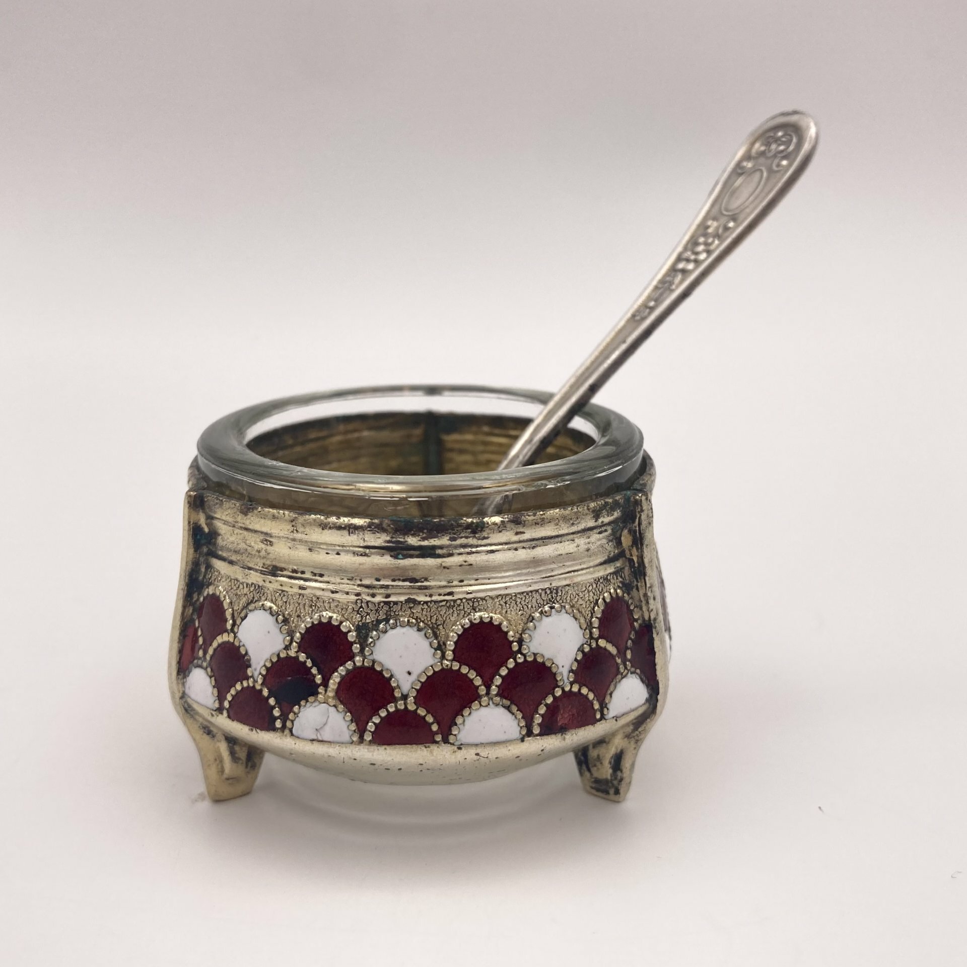 Солонка с декором в виде чешуи и ложечкой, мельхиор (медь-никель), эмали, стекло