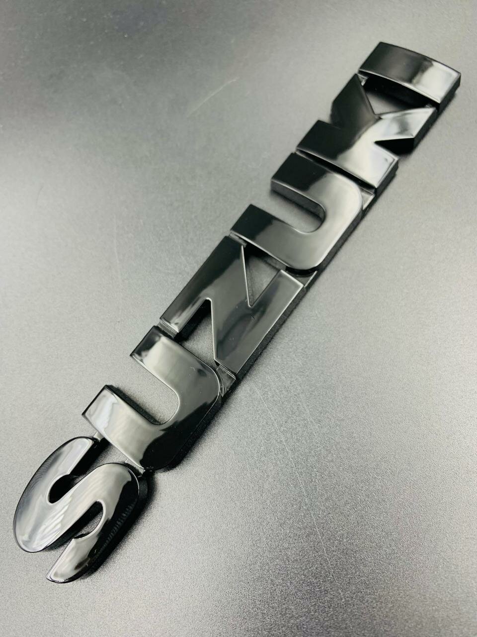 Значок надпись на крышку багажника Сузуки. Шильдик эмблема Suzuki (черный)