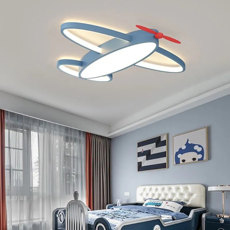 Потолочный светильник для детской спальни в современном минималистском стиле в форме самолета.