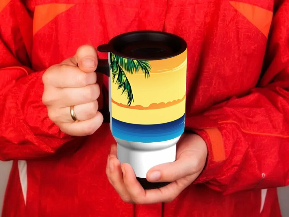 Тремокружка для авто с принтом "Пейзаж тропического пляжа на закате, тихая волна, старое деревянное лодка на песке, окруженная пальмами. Теплые цвета, мягкие тени, спокойная." 0.5 л.