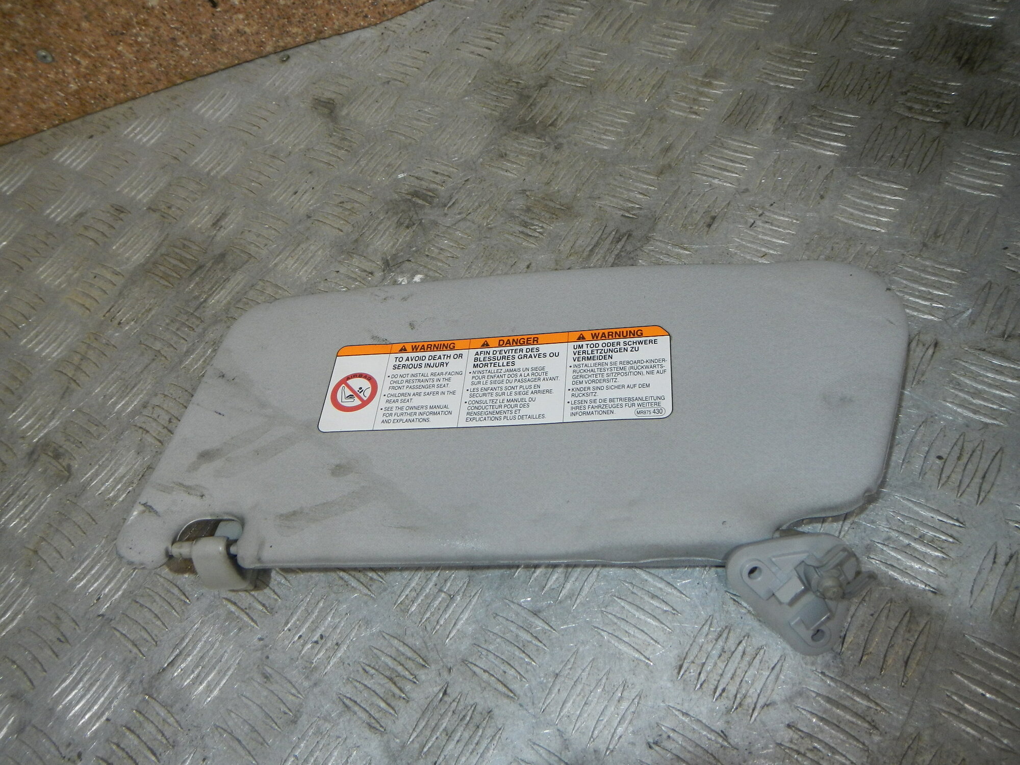 Б/У Козырек солнцезащитный, Mitsubishi (Митсубиси)-LANCER 9 (CS) (03-06) MITSUBISHI LANCER 9 (CS) (03-06) Правый. Помятос...