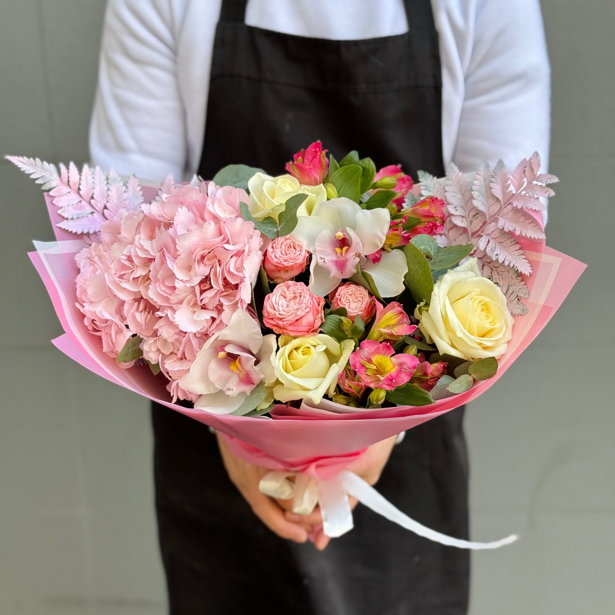 Букет Rybe-Flowers "Нежный", сборный, альстромерии, гортензии, розы, 11 цветков