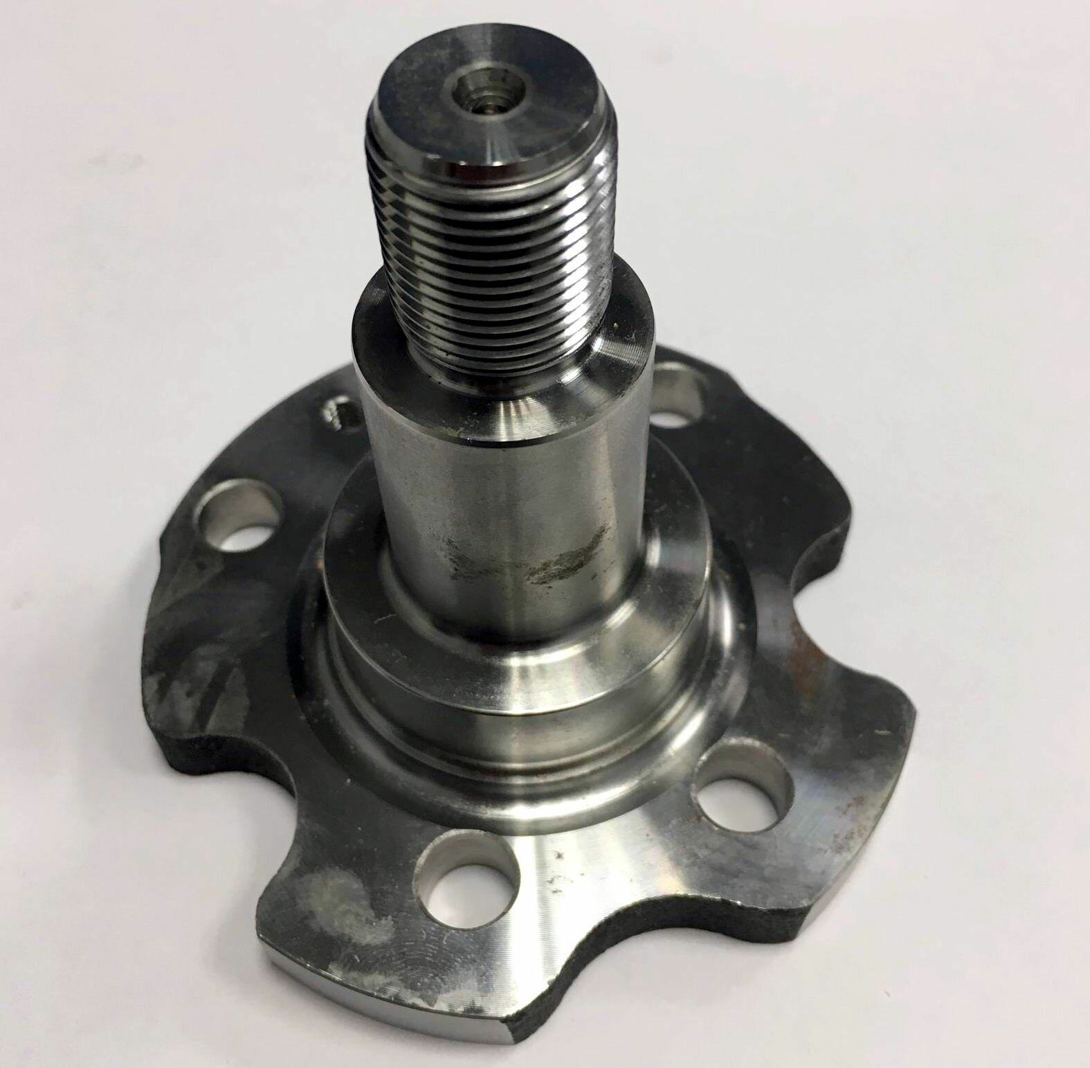 6RU501117 Цапфа ( ось ступицы) задняя VAG оригинал.