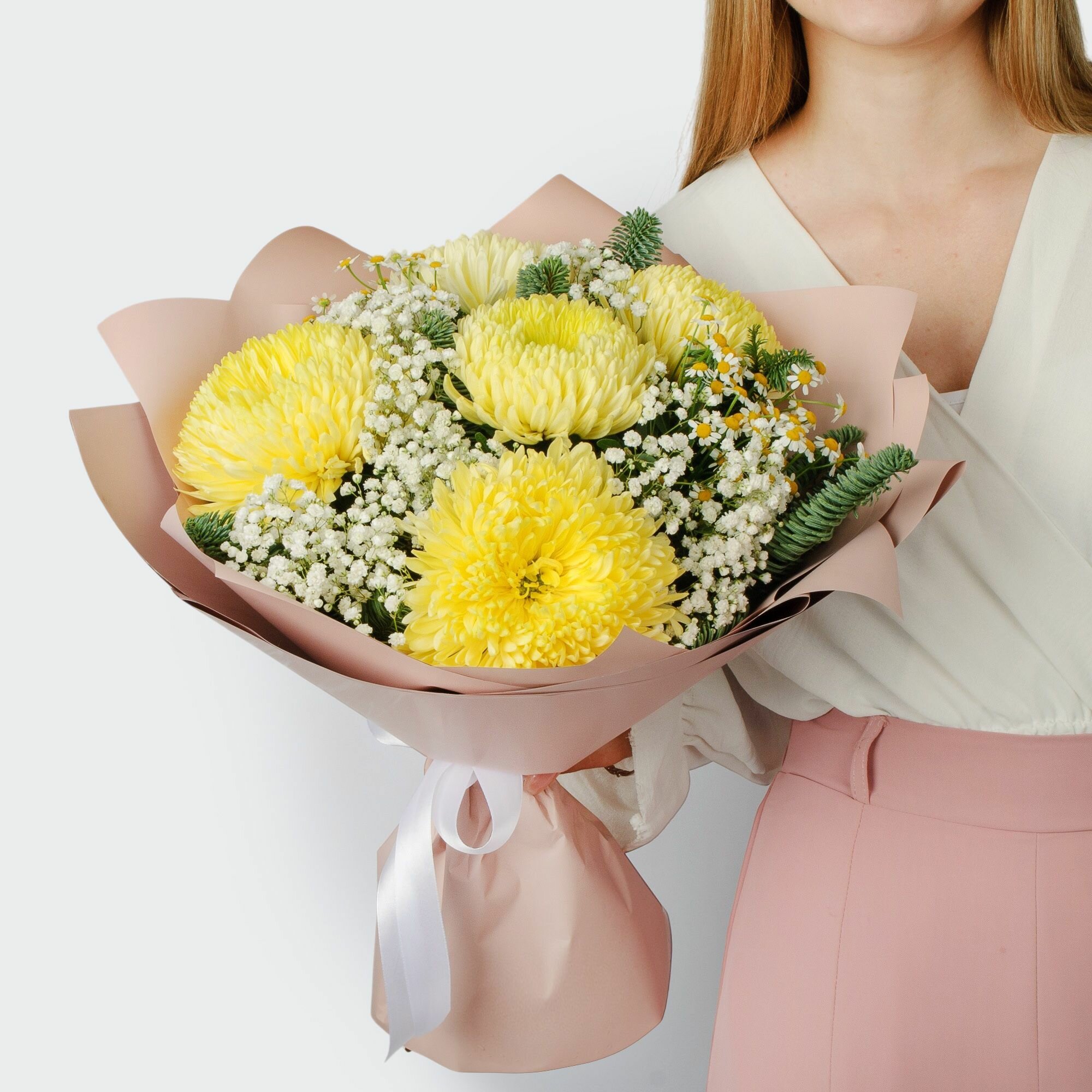 Букет "Солнечный вальс", хризантемы, гипсофила, под ленту, микс цветов