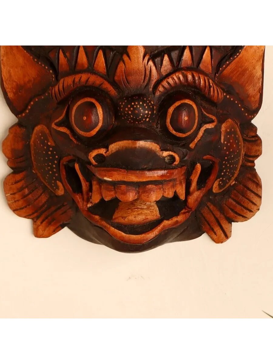 Декоративная деревянная маска с узорами
