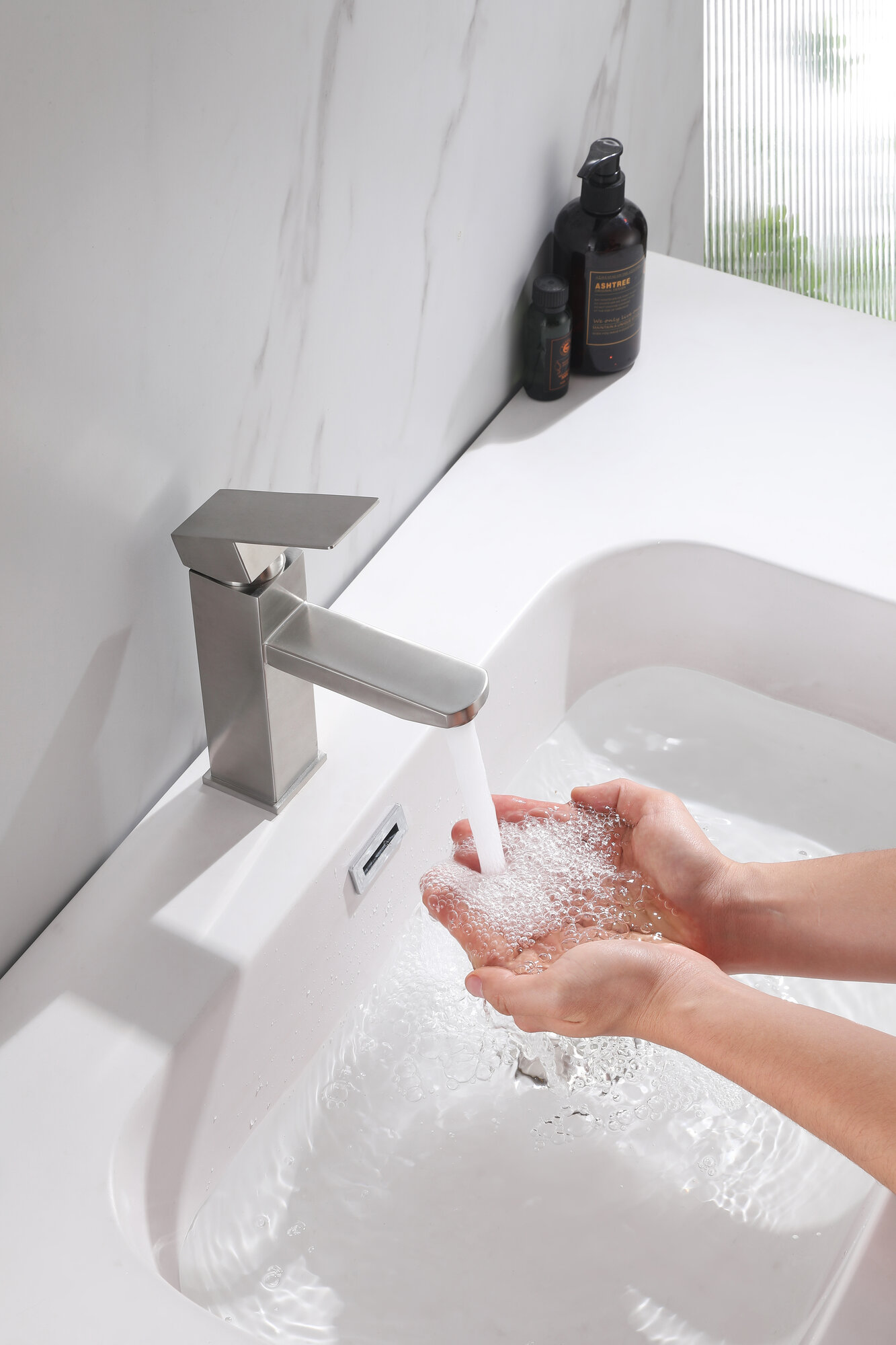 Смеситель для ванной комнаты с аэоратором и гибкой подводкой