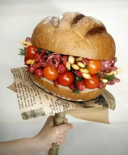 Большой колбасный букет бургер с закусками для мужчины на день рождения, юбилей. Съедобный букет, подарок другу