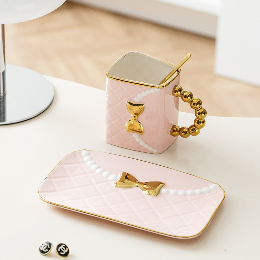 Розовая чашечка в форме сумочкиРозовая чашечка в форме сумочки