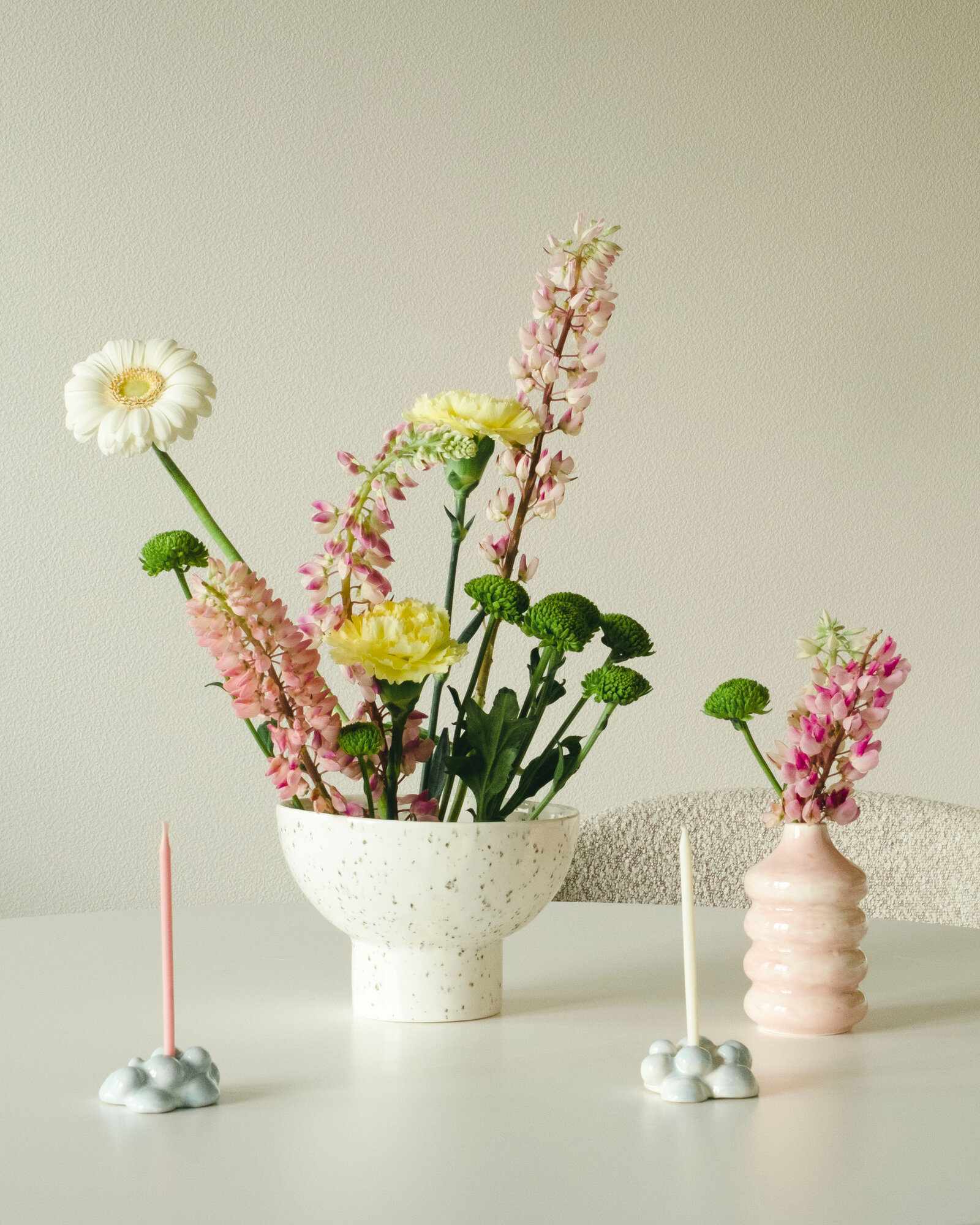 Ваза "Очертания", керамическая, на ножке, для композиций на кензане и фруктов, белая в крапинку