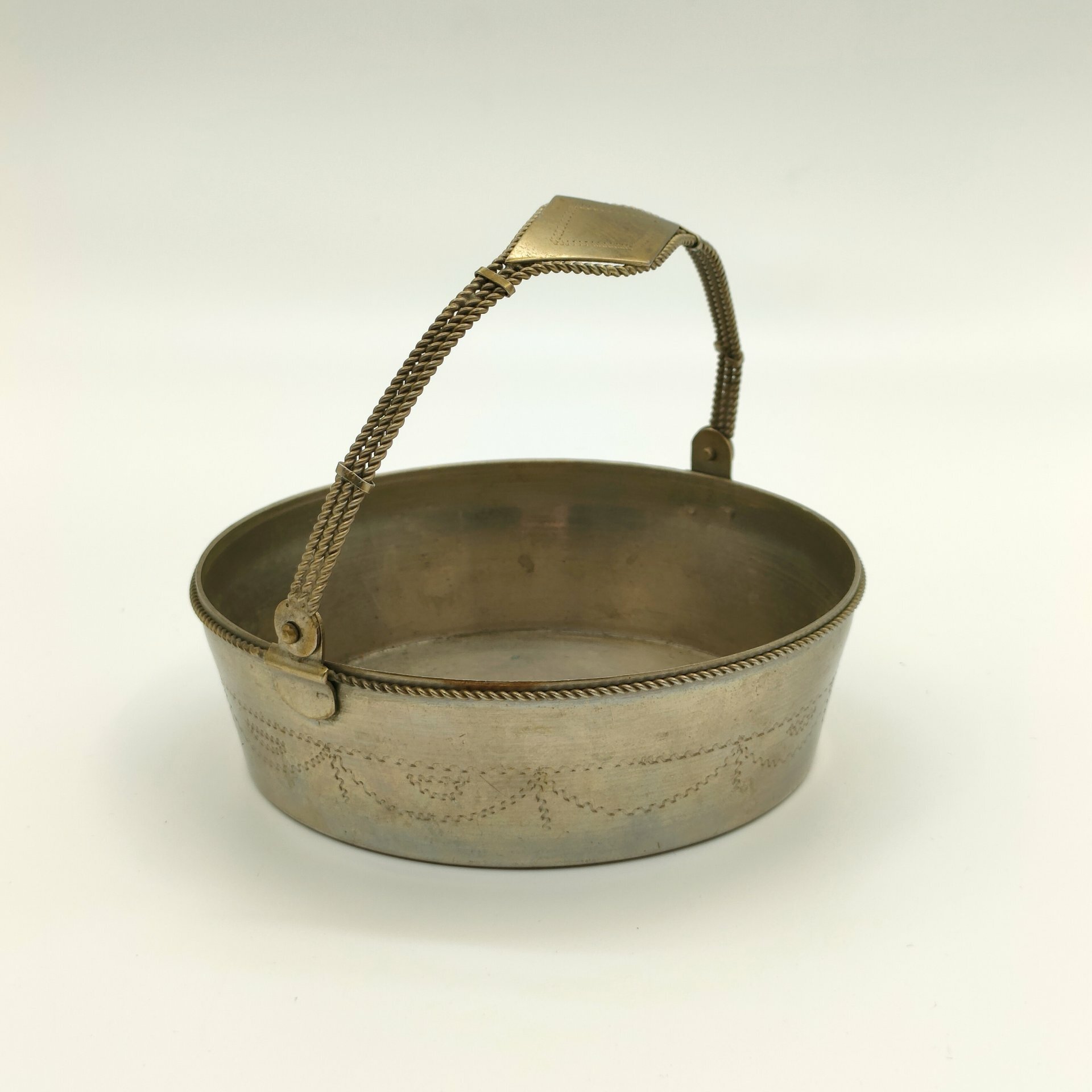 Ваза (конфетница) в форме корзины с витой ручкой, мельхиор (медь-никель), СССР