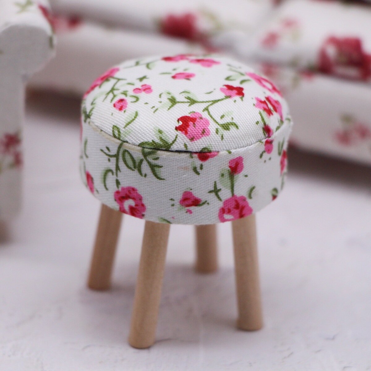 Миниатюрная деревянная мебель для кукольного дома: маленький круглый стул, миниатюрная туалетная стойка, стул для одежды, украшения для сцены дома BJD (Цвет)