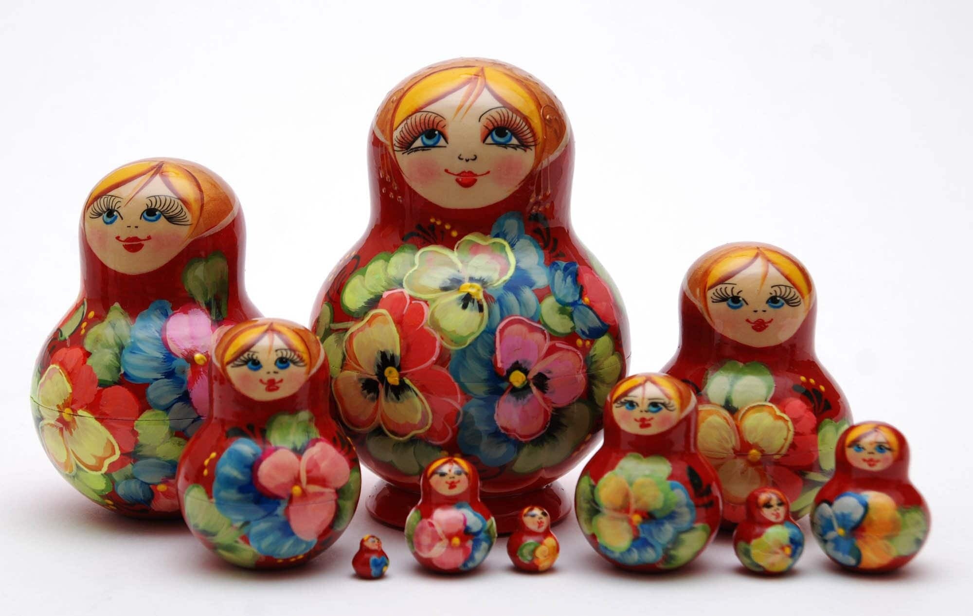 Матрешка авторская десятка красная с крупными цветами, высота самой первой: 14см