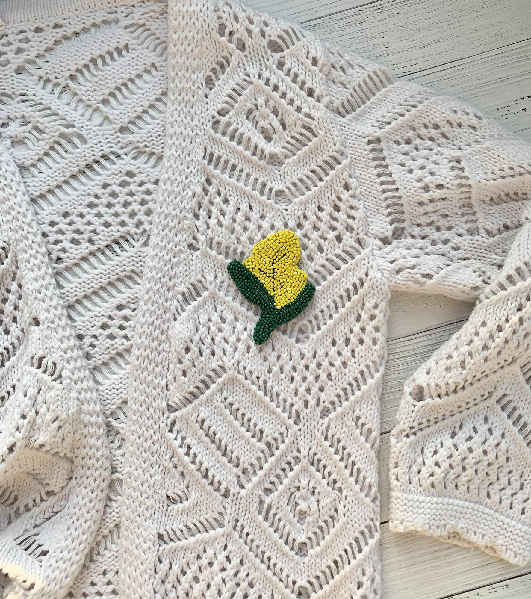 Брошь, бисер