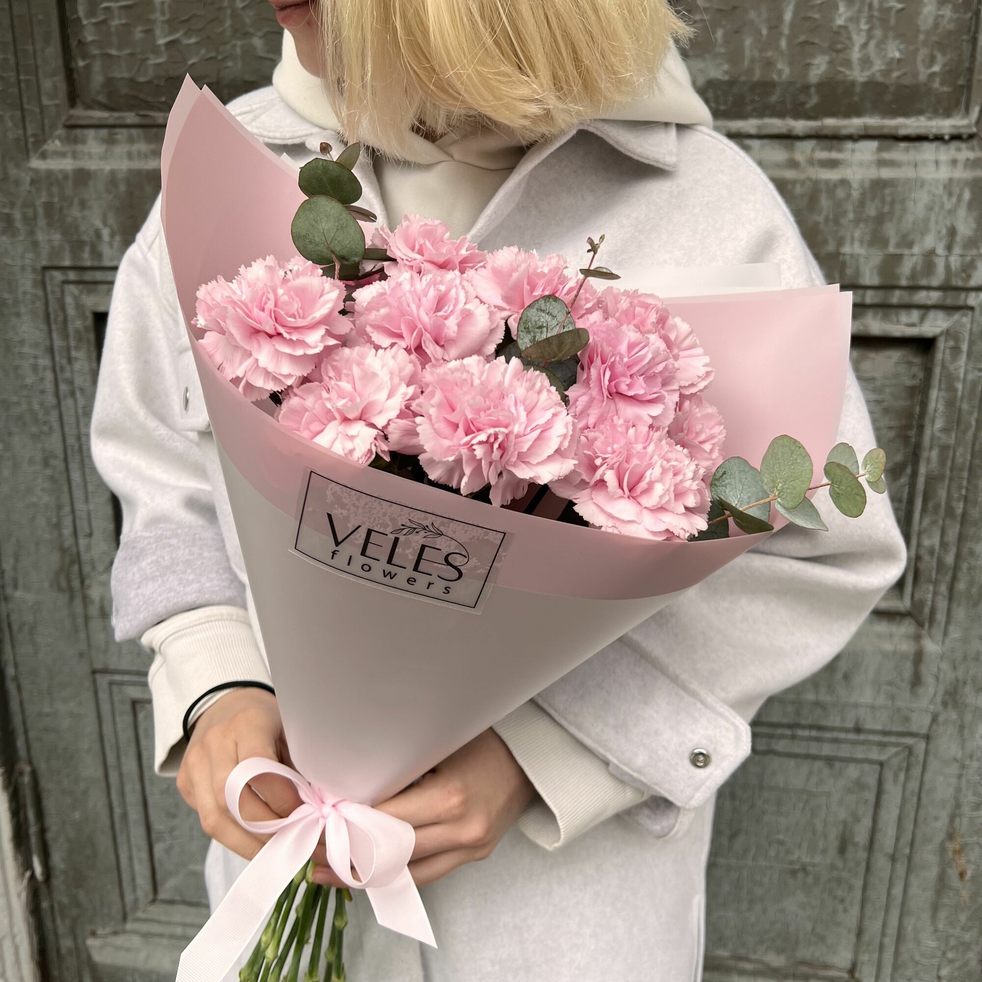 Букет-комплимент "Розовое кружево", из гвоздики и эвкалипта, 50см