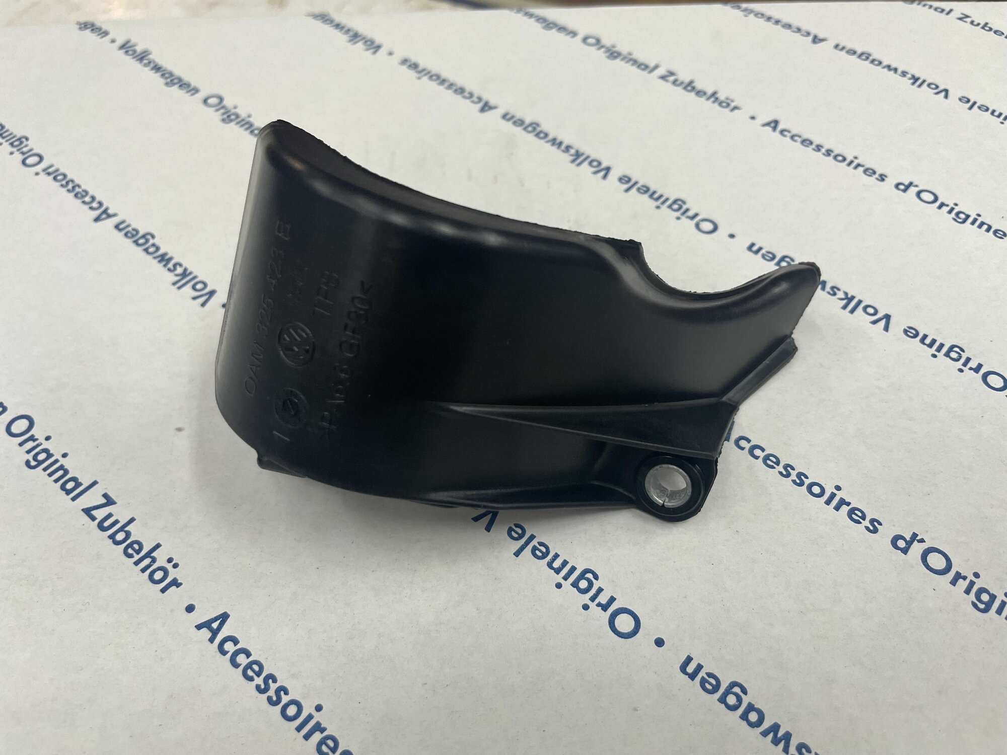VAG 0AM325423B Крышка КПП для VW CADDY III/GOLF VI