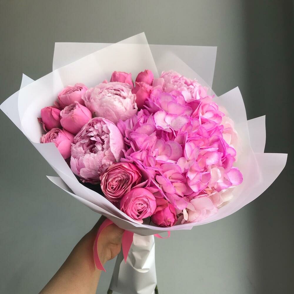 Букет розовый PROTEA-Студия Цветов, гортензия/пионы/роза, высота 50см, дизайнерская упаковка