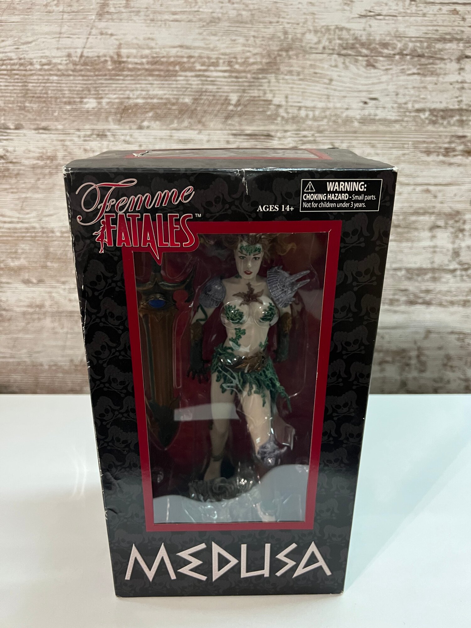 Фигурка Медуза Medusa Famme Fatales , 25 см от Diamond Select Toys