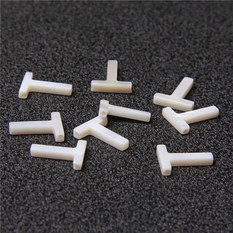 Перламутровые бусины-буквы Vinswet Белый, 5 pieces, T 9x12mm