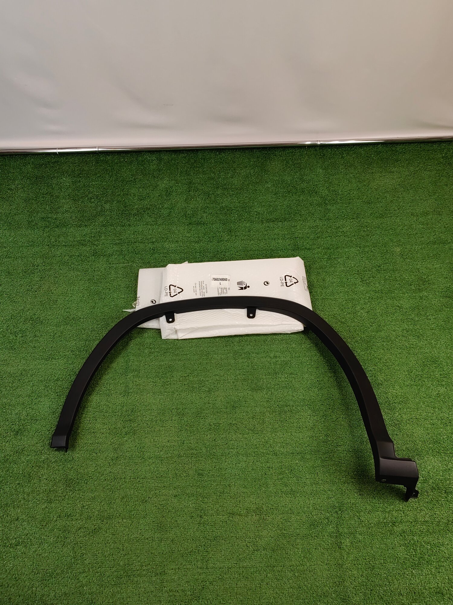 Toyota Расширитель передний левый Lexus RX 7560248060