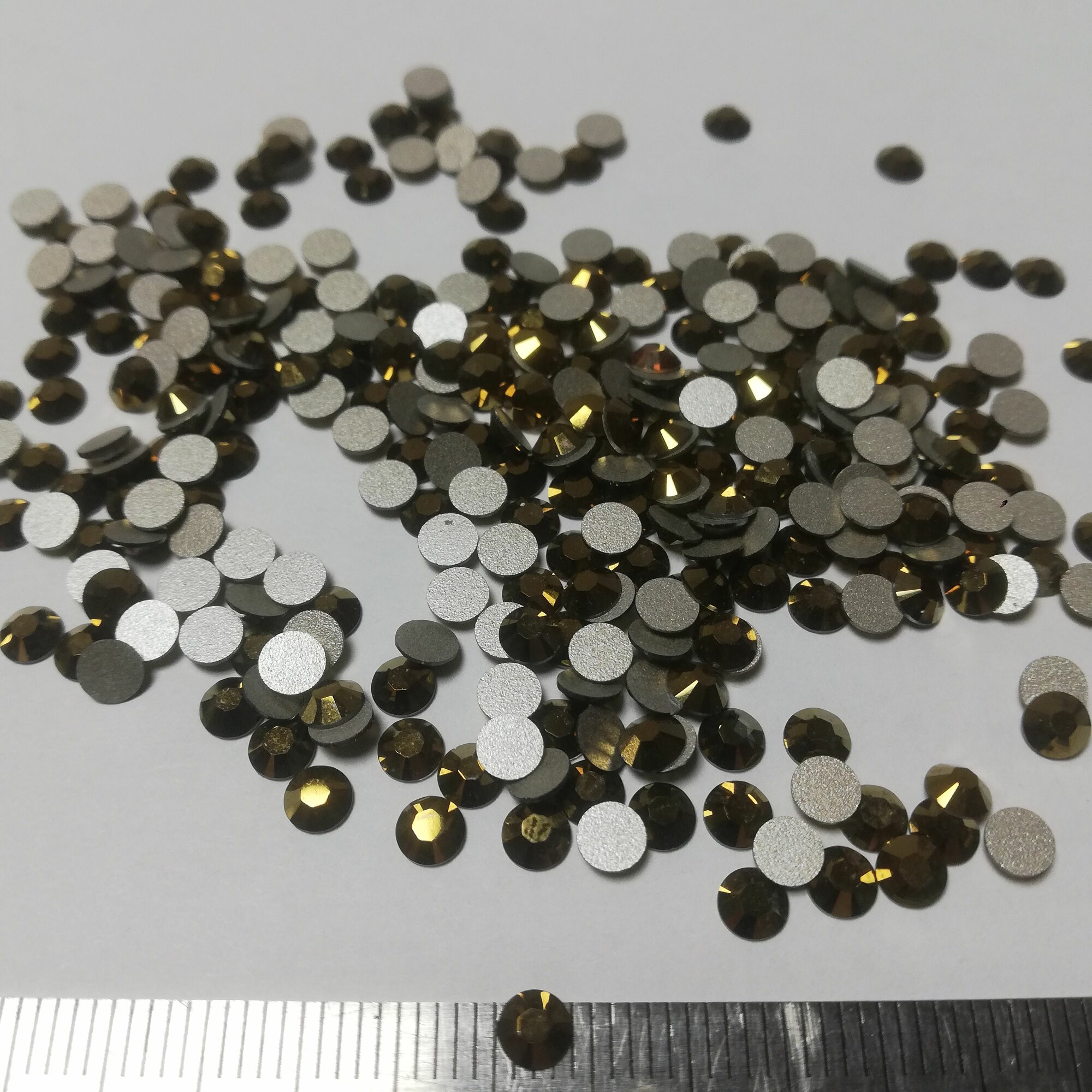 Клеевые стразы Сваровски ss 16 307 шт 3.9 мм