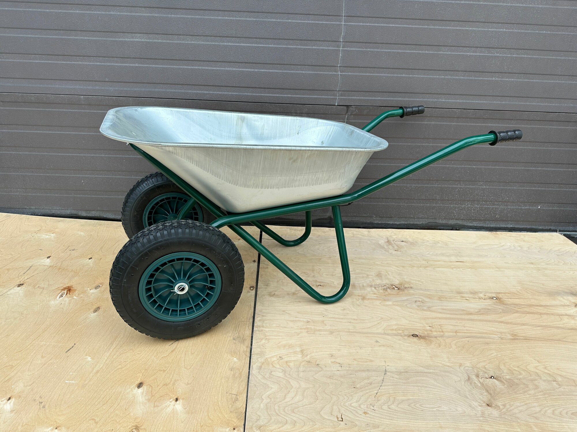 Тачка строительная двухколесная NORD Roller (110л) с усиленным подшипником