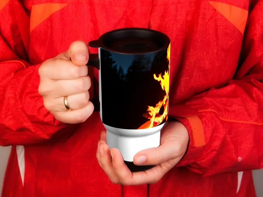 Тремокружка для авто с принтом "Пламя, танцующее в воздухе, яркие оранжевые и желтые языки пламени, восходящие из кучи дров, легкий дымок на фоне темного неба, атмосферное." 0.5 л.