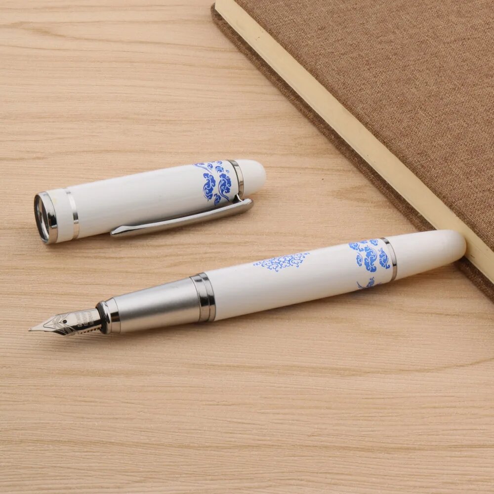 Перьевая ручка с бело-синим фарфоровым узором с облаками