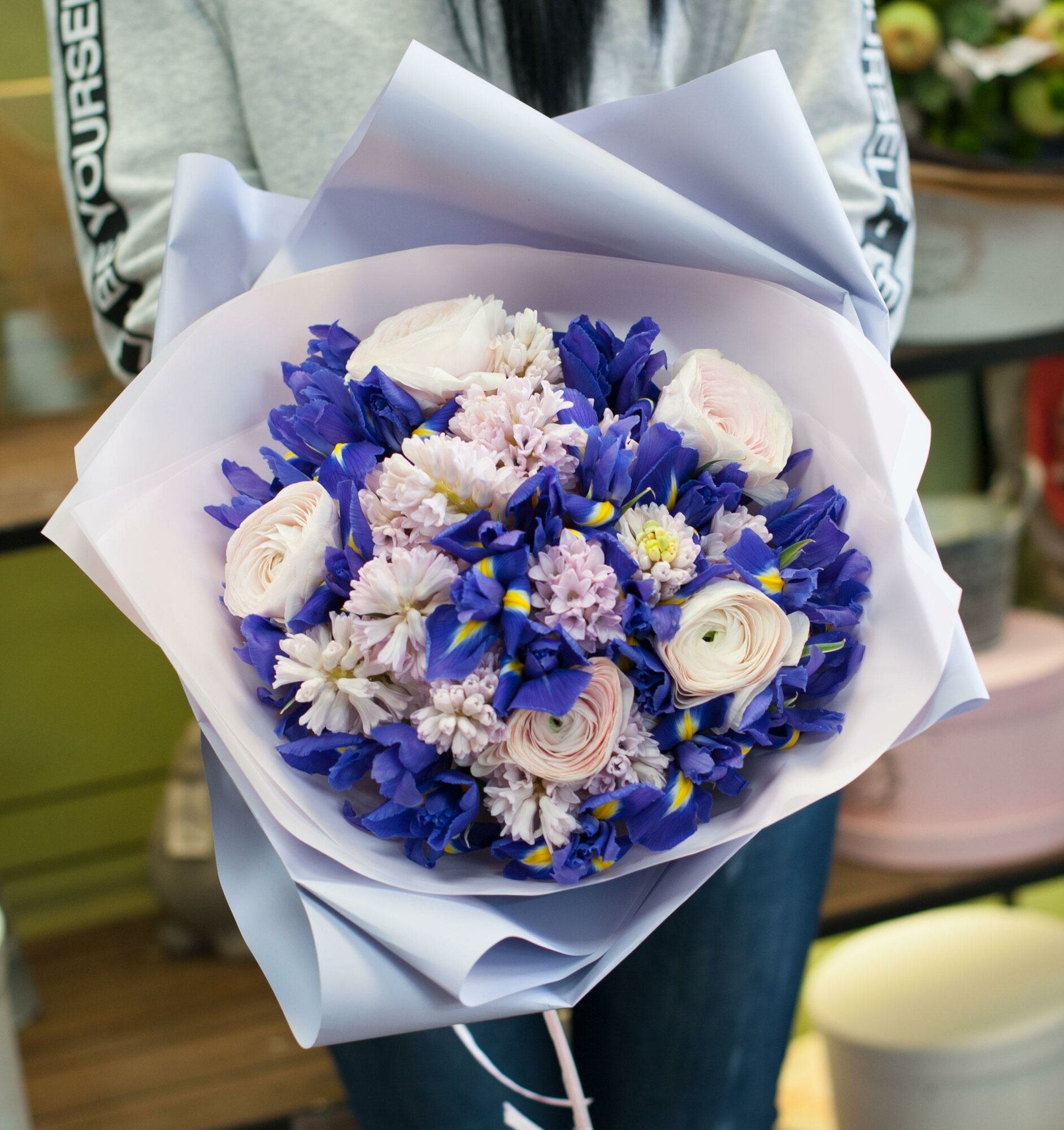 Букет цветов "Апрельское утро", ранункулюсы, гиацинты, ирисы, крафт-бумага