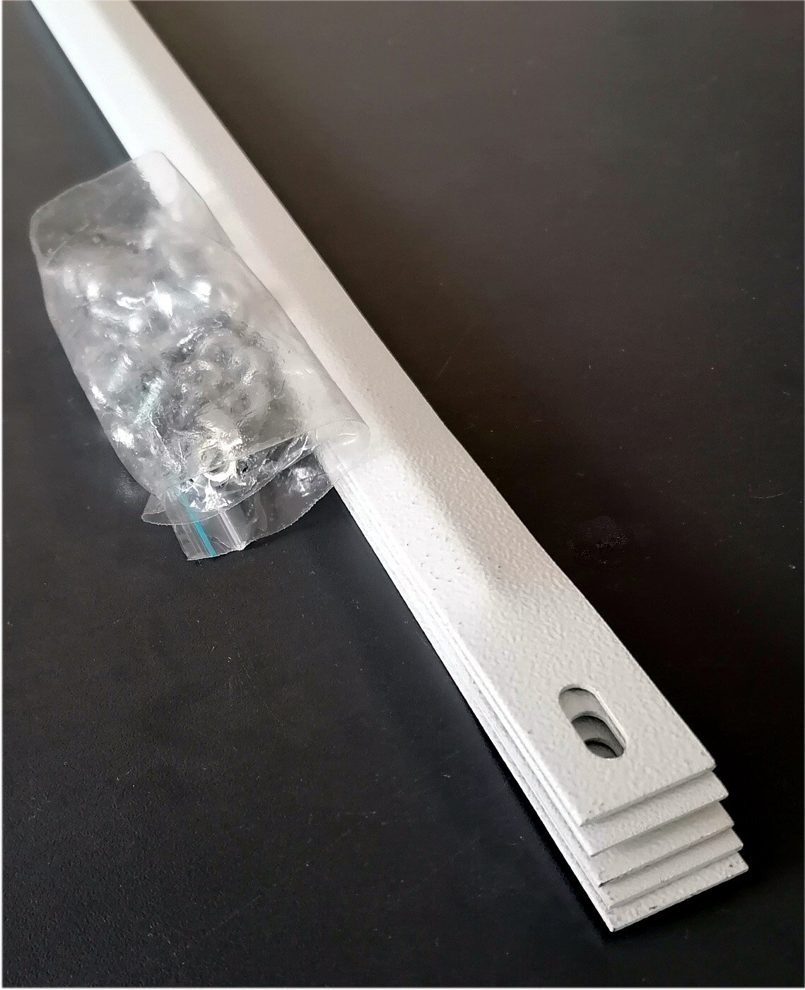 Ограничитель 1000 усиленный для полочного стеллажа шириной 1,0 м, 990*25 *5*2,0, цвет светло-серый (5 шт/упак)