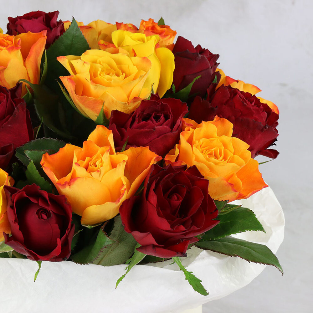 Монобукет Букет Маркет, 25 роз, упаковка в шляпной коробке, 40 см